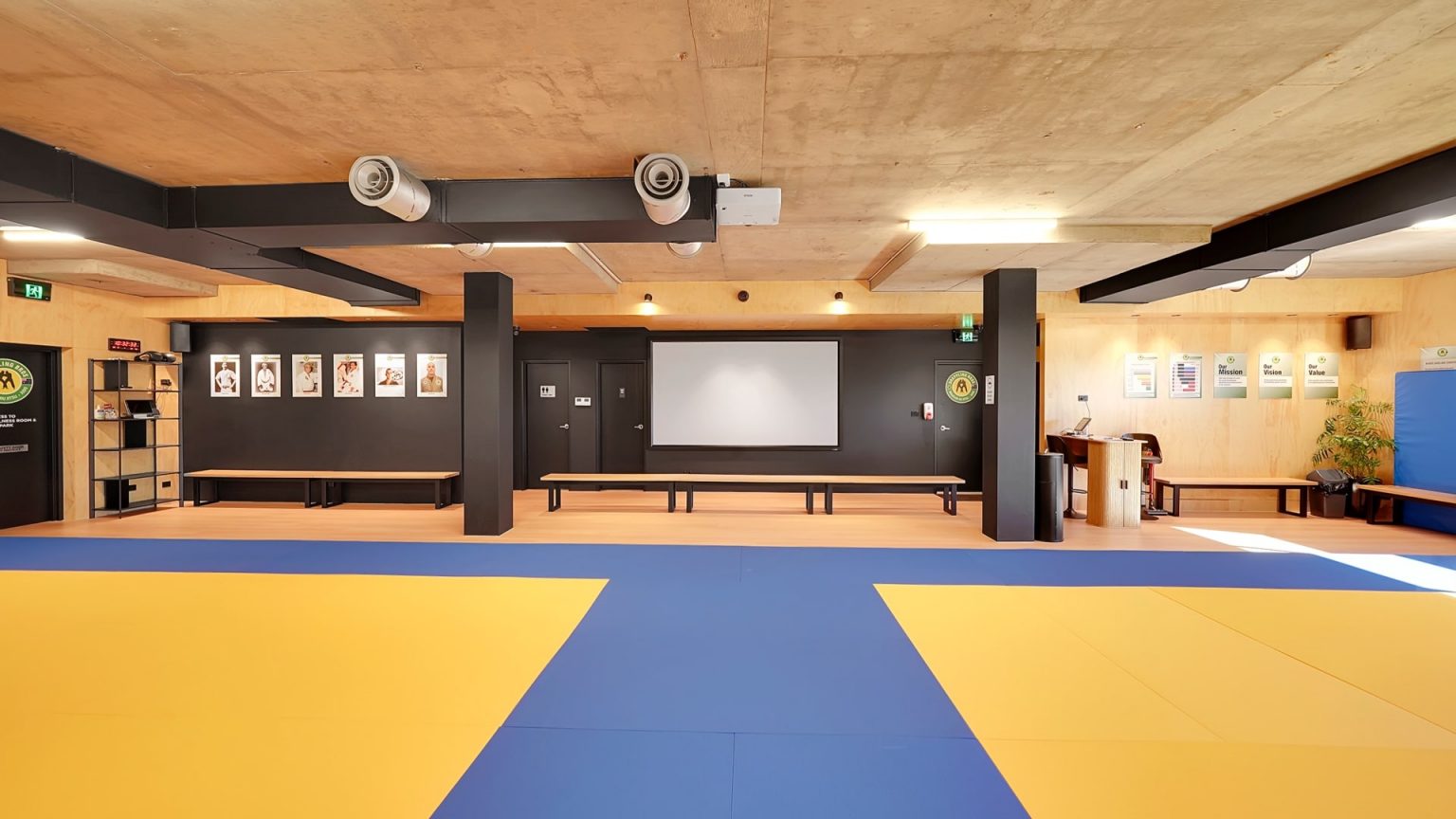 GALLERY STANMORE - Grappling Bros